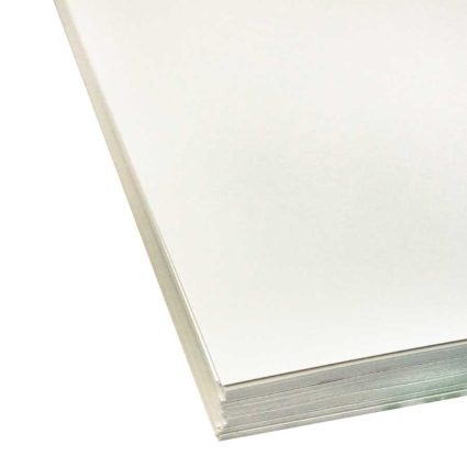 Pliego de papel Foldcote calibre 12, material biodegradable.